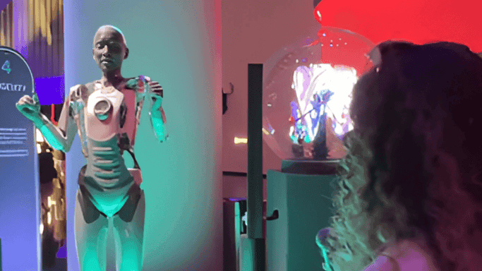 Karol G pone a "perrear" a robot en Las Vegas